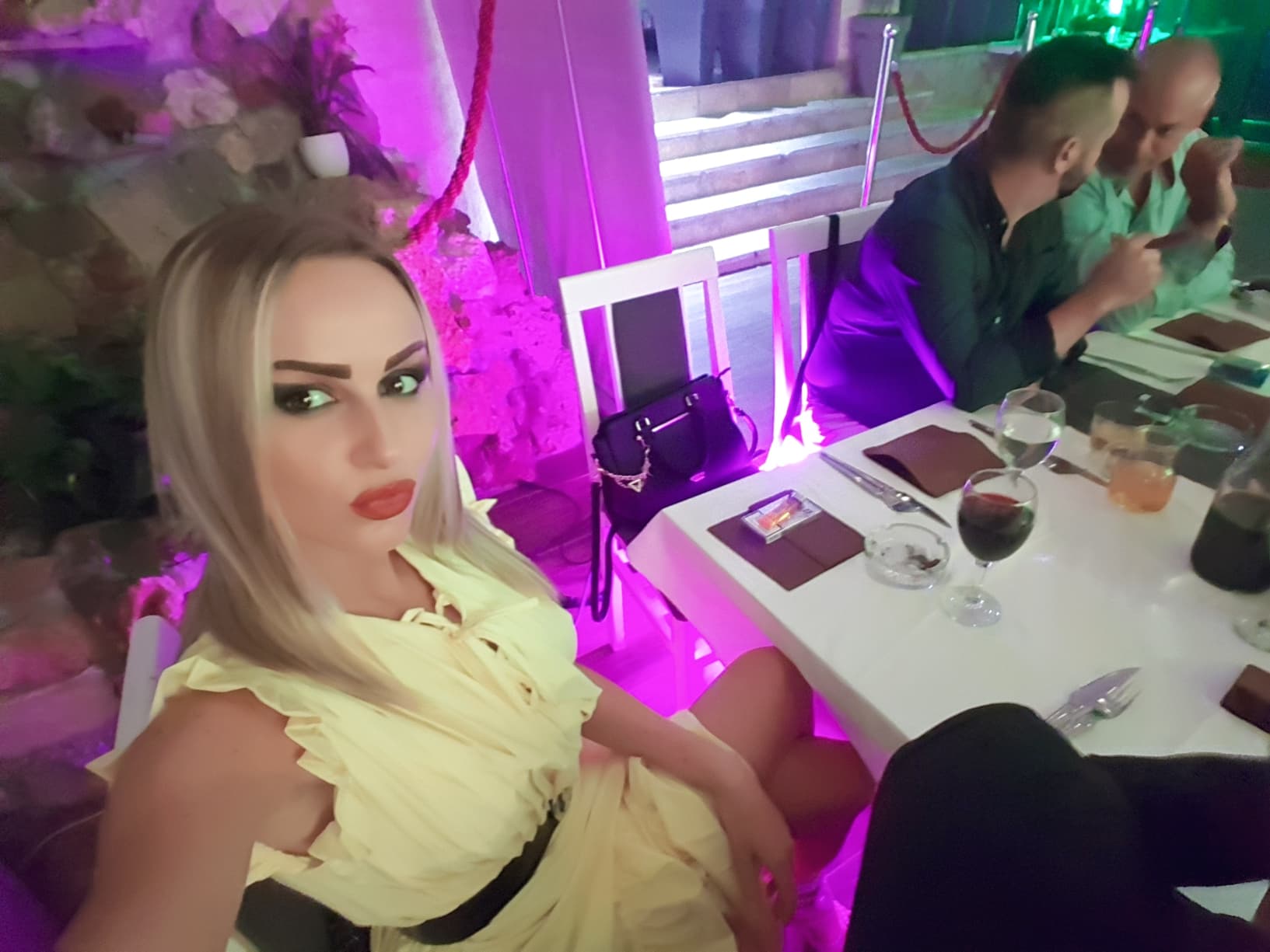 Atina Ferari u dugačkoj haljini briljirala na modnoj reviji sa Kobrom i ...