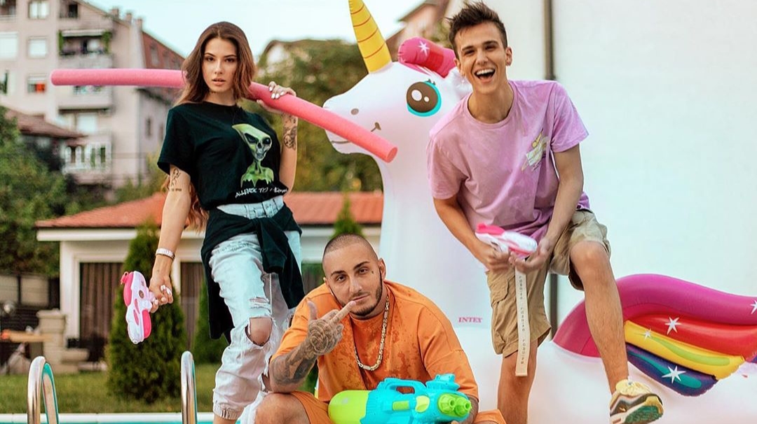 NOVA NUMERA VUKA MOBA I POPULARNIH INFLUENSERA STIGLA! (VIDEO) - Balkan ...